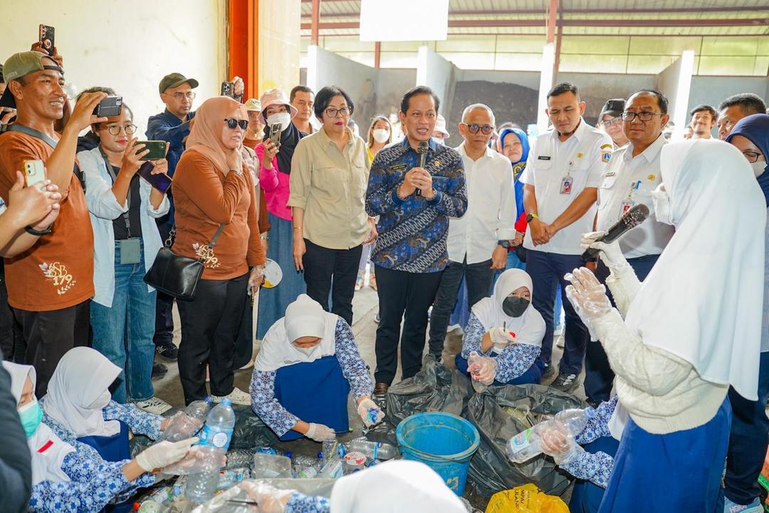 Petakan Masalah dan Cari Solusi Isu Sampah Jakarta, Menteri LH Sambangi ...